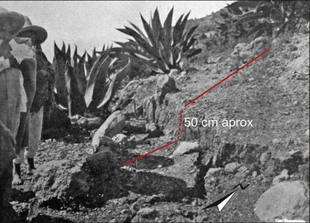 Imagen : escarpe de falla cosísmico (un escalón topográfico formado por ...